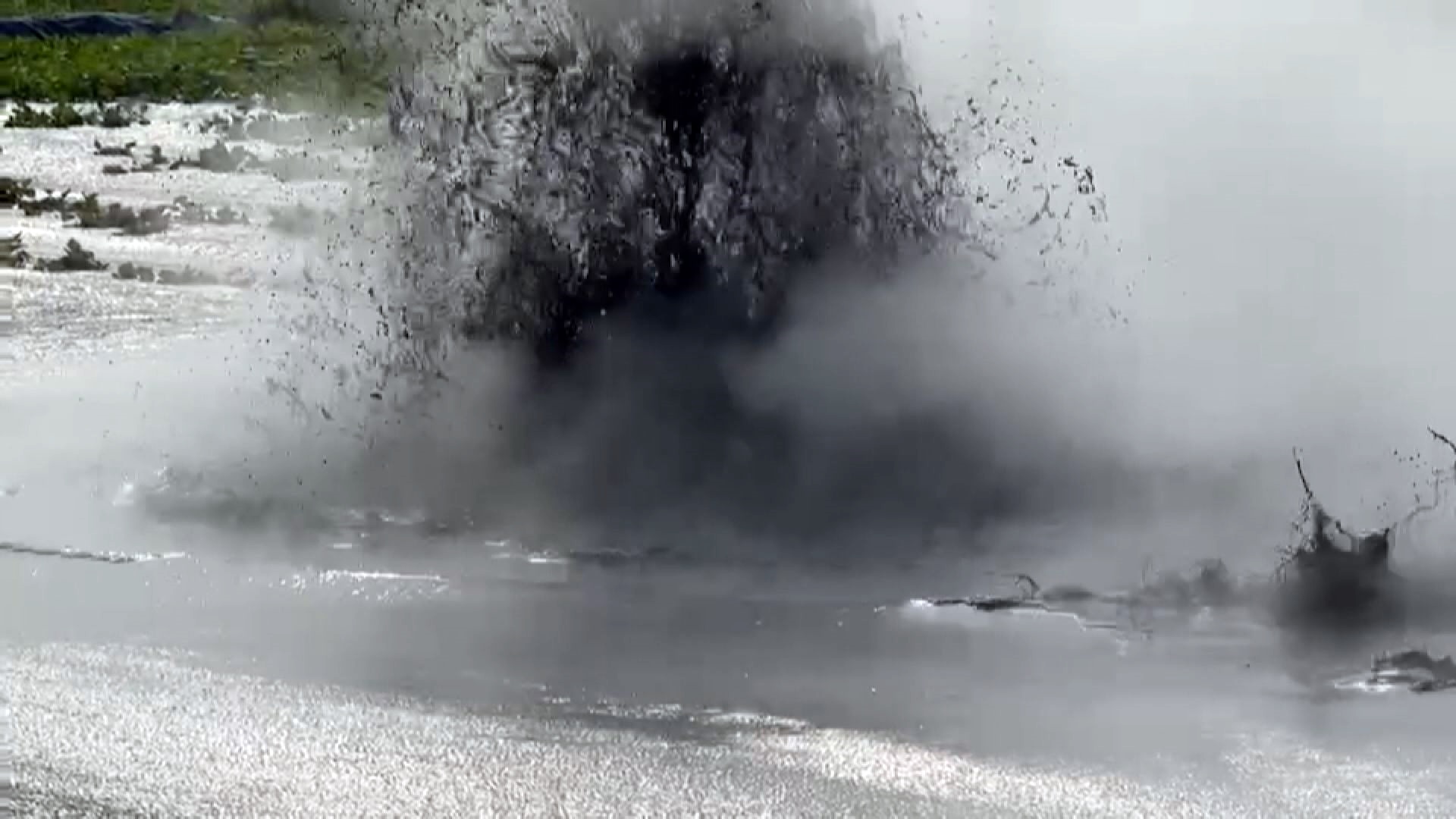 Gunung api lumpur Wandan erupsi untuk ketiga kalinya pada tahun ini ...