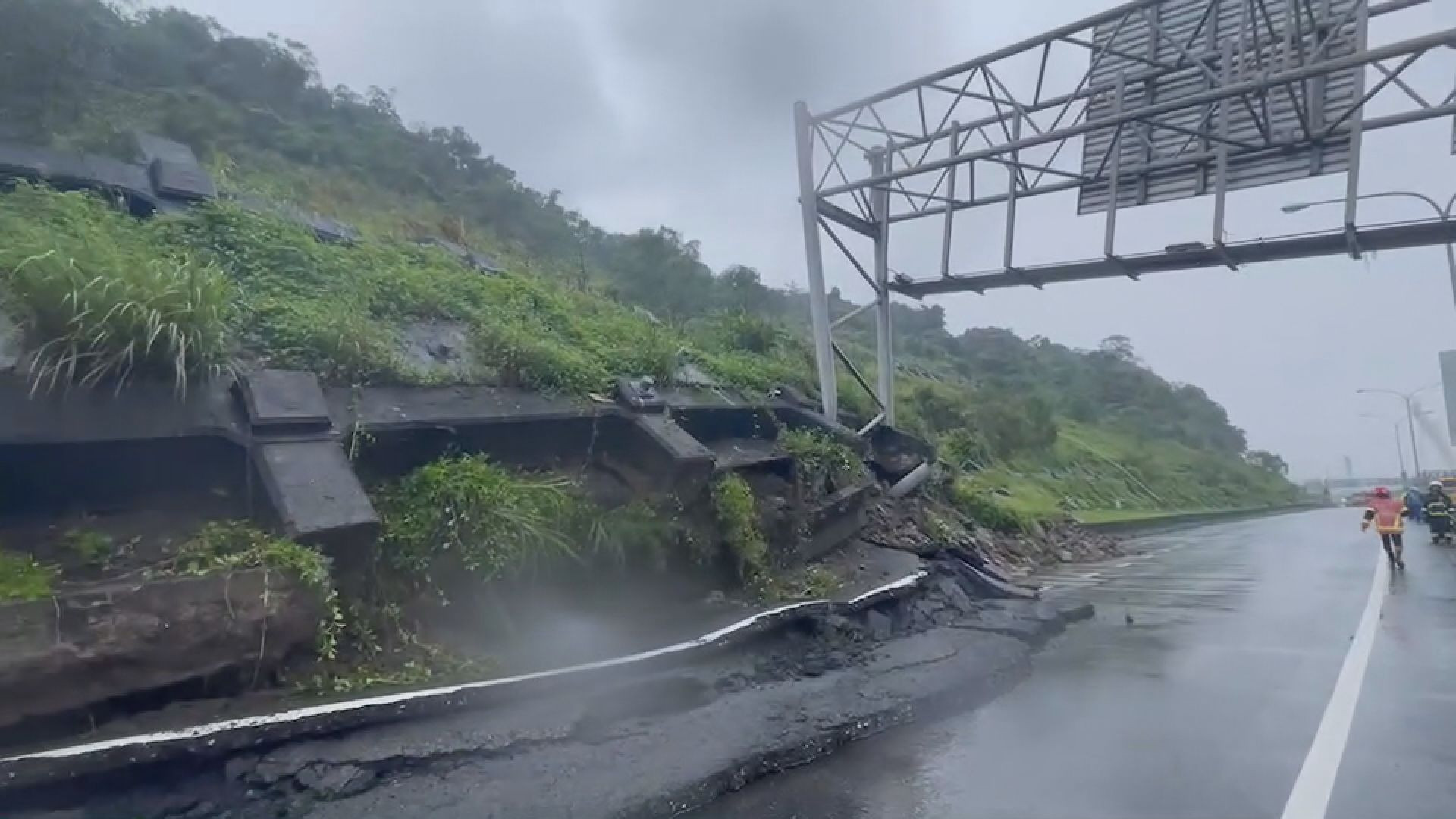 National Freeway 1 Interchange Collapses 大雨不斷 汐止國道一接國道三邊坡坍方 ｜ 公視新聞網 PNN