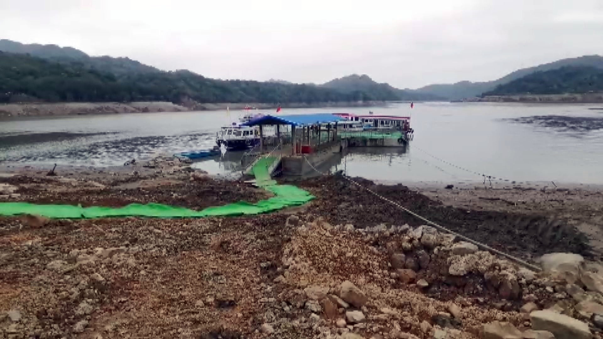 Air waduk terus menyusut, butuh hujan plum akhir Mei untuk lepas dahaga ...