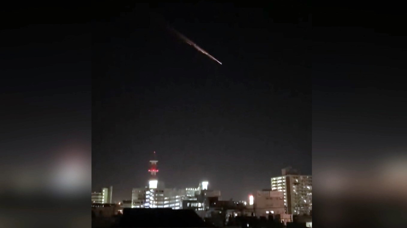 Bola api raksasa melintasi angkasa, terlihat di New Taipei dan Okinawa ...