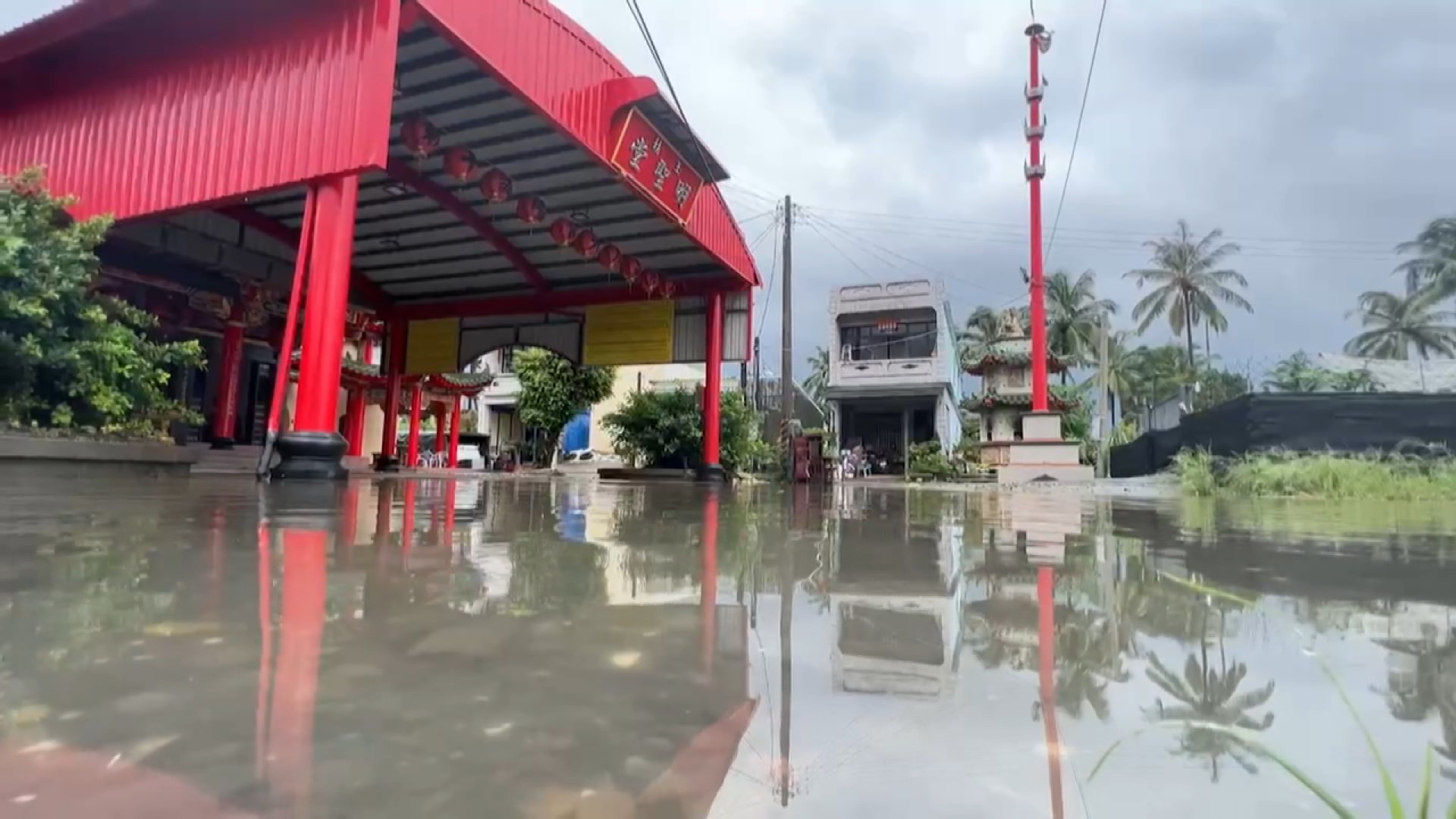 Mưa lớn nhiều ngày, một vài nơi ở xã Lin-bian, Bình Đông bị ngập nước ...