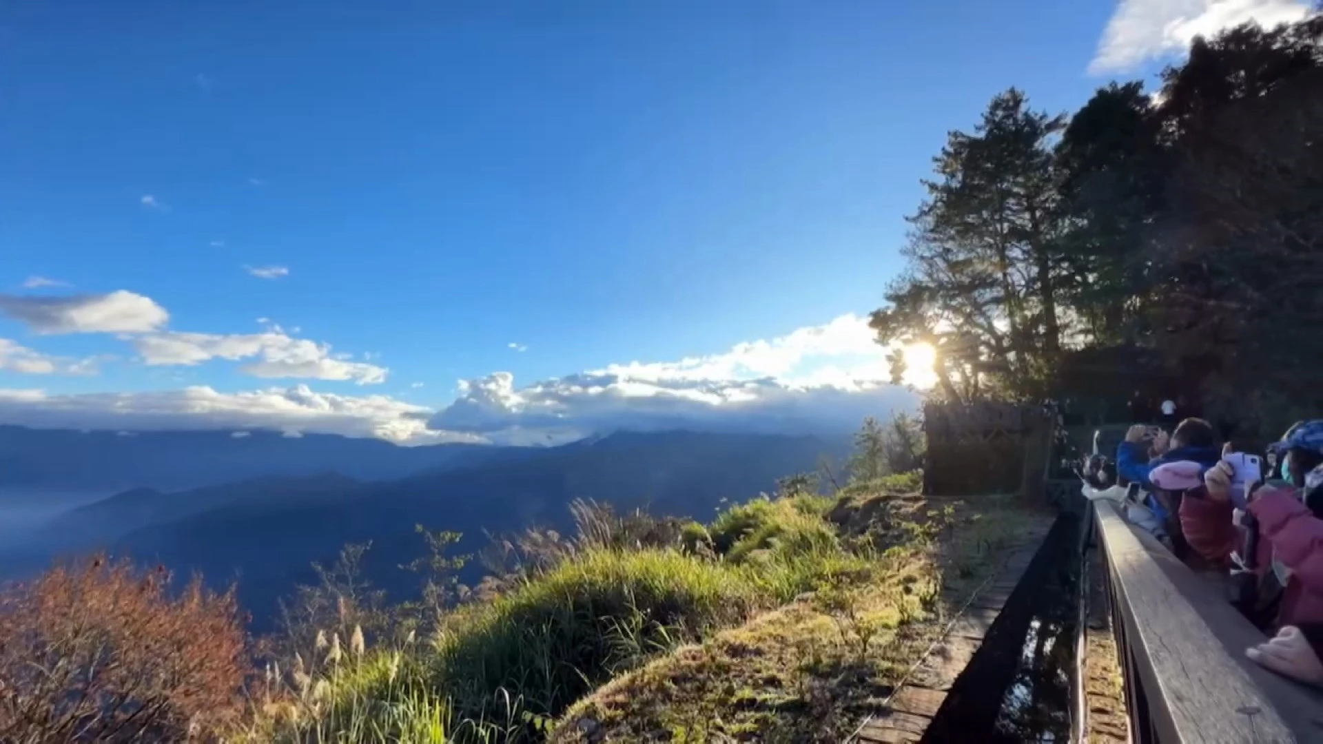 Sambut fajar, pengunjung menunggu di dek observasi Gunung Zhushan ...