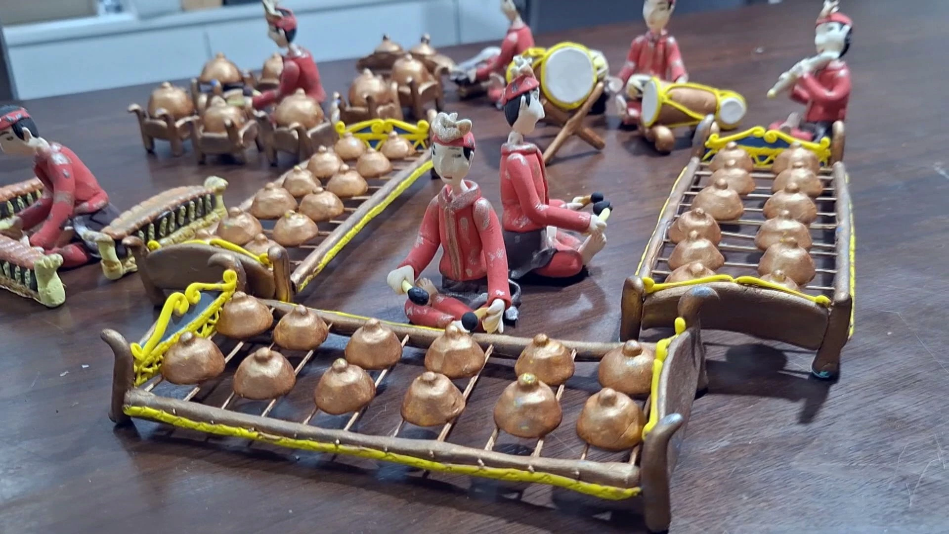 PMI tekuni profesi seni mengukir adonan dan memadukan budaya Indonesia ...