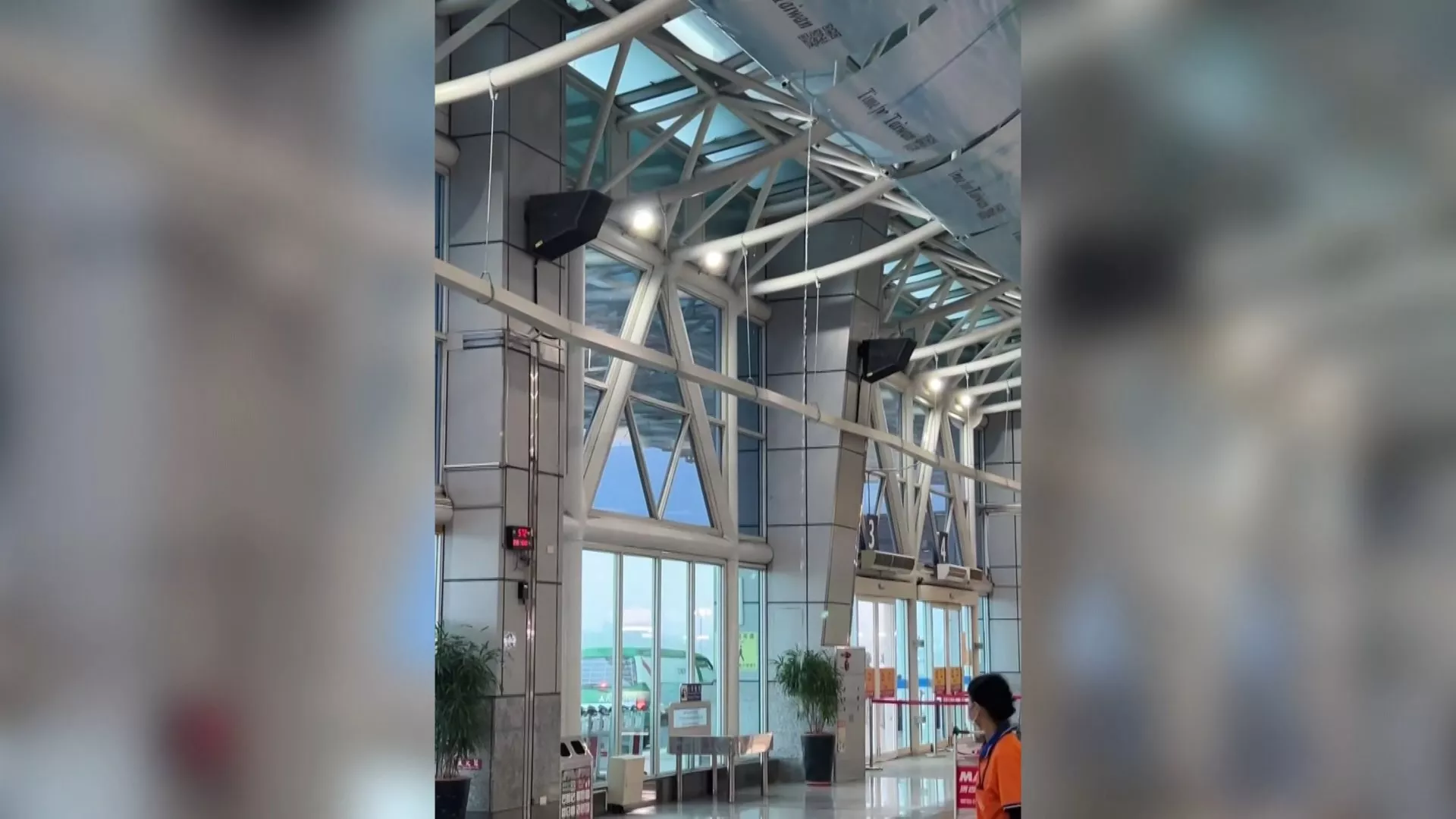 12 September Kaohsiung diguyur hujan lebat, atap Bandara Kaohsiung ...