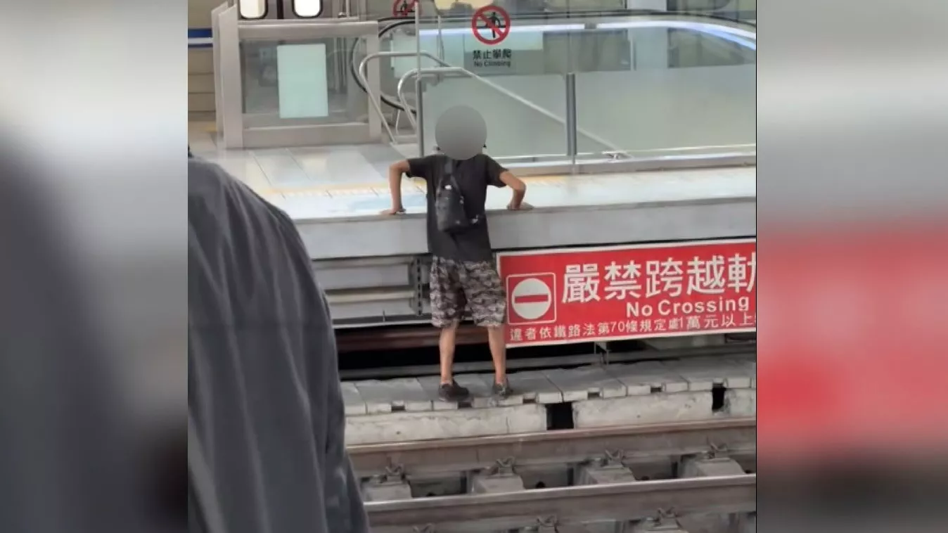 Người đàn ông băng qua đường ray sang khu vực đợi tàu đối diện ｜ 公視新聞網 PNN