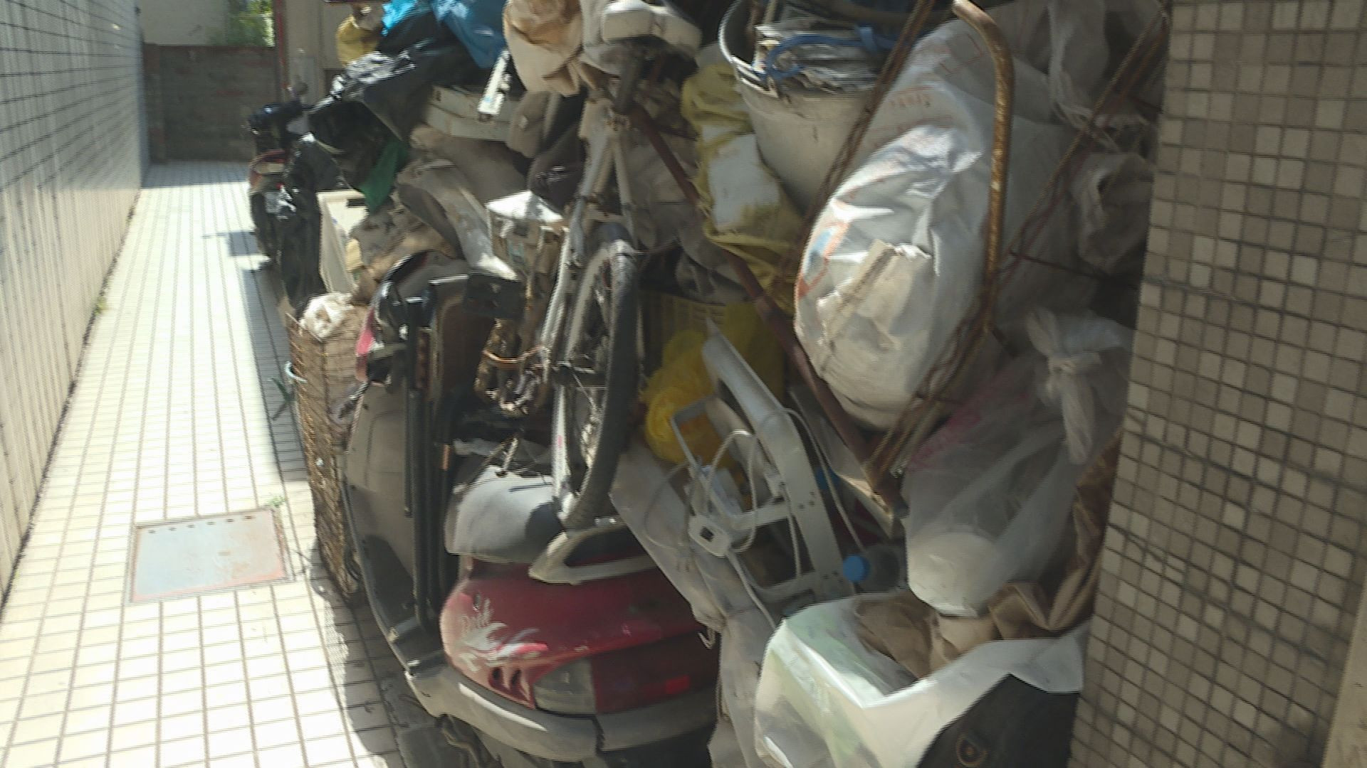 Homeowner, City Personnel Clash over Clutter 騎樓堆雜物居民憂公安 環保局強制移除 ｜ 公視新聞網 PNN