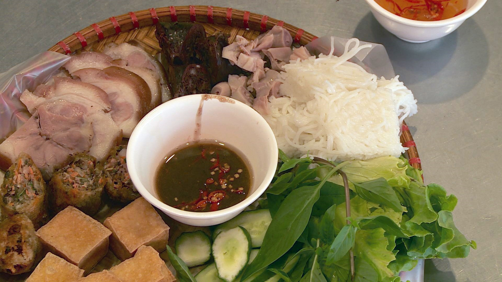 Quán Việt kiên quyết giữ vị quê được Bib Gourmand của Michelin giới ...