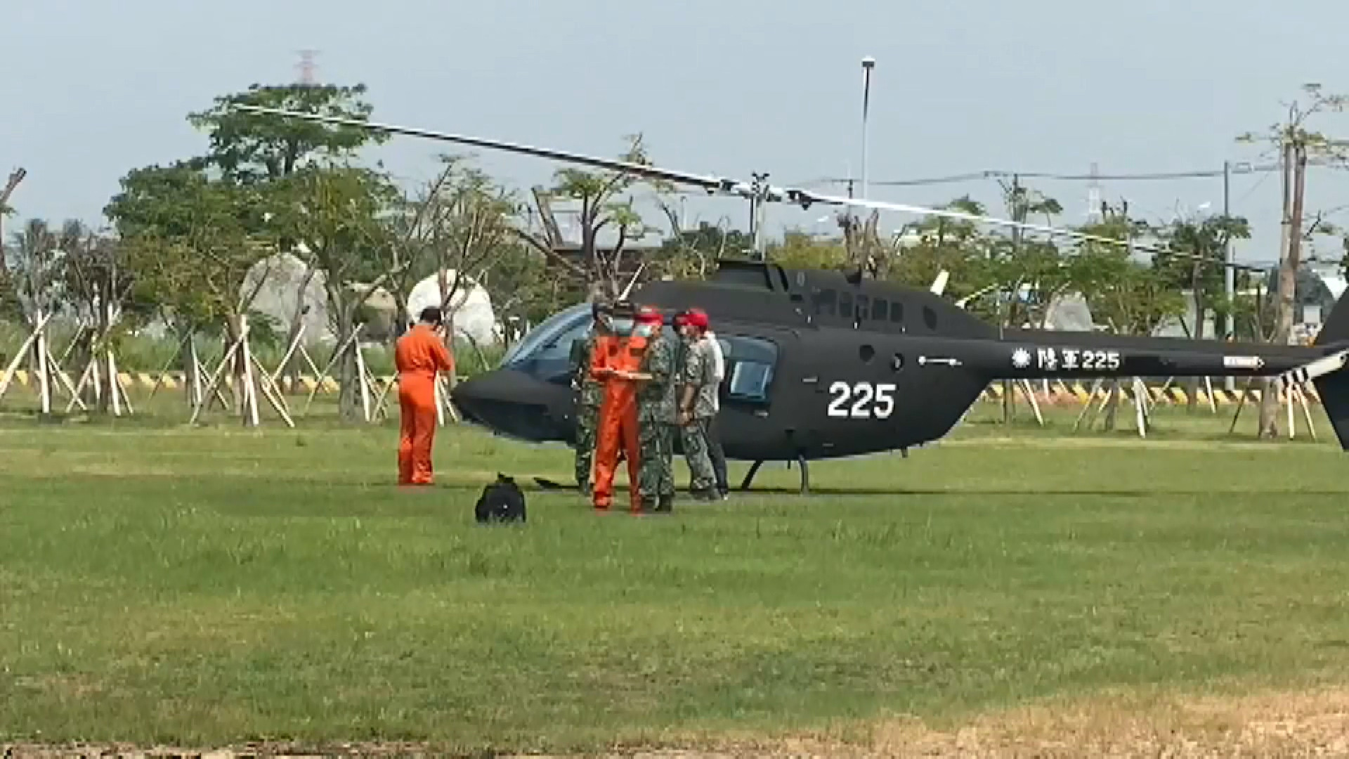 陸軍TH-67教練機例行訓練警告燈亮 迫降台南人機均安 ｜ 公視新聞網 PNN